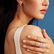 DB Classic trio round brilliant diamond ring | De Beers CA